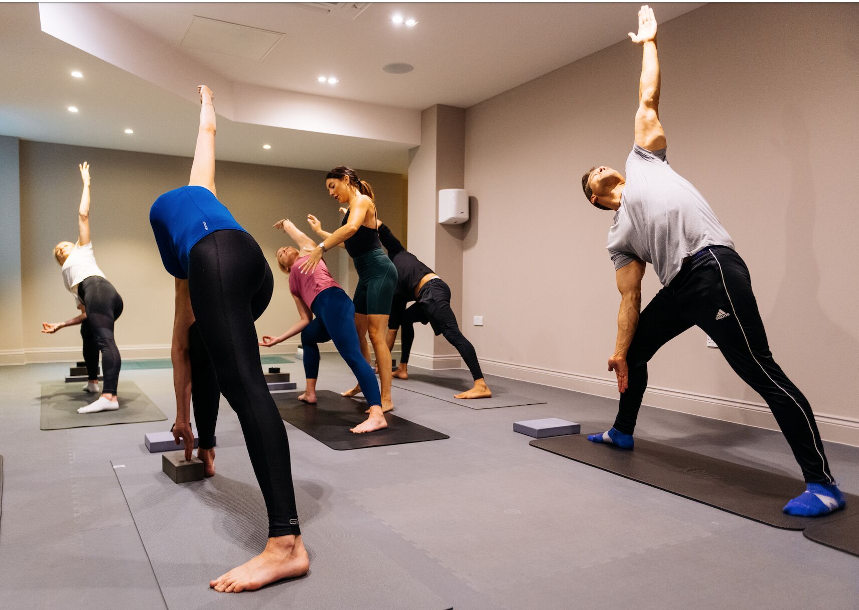 Club Facilities - The Rag - Army and Navy Club